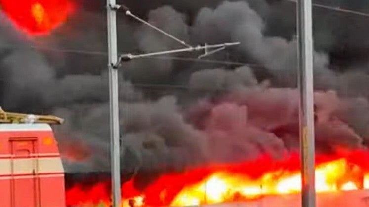 തൃശൂര്‍ സ്റ്റേഷനില്‍ വന്‍ തീപിടിത്തം, നൂറിലധികം വാഹനങ്ങള്‍ കത്തിനശിച്ചു ...