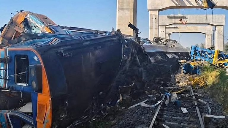 ട്രെയിനിന് മുകളിലേക്ക് ക്രെയിന്‍ മറിഞ്ഞുവീണു; തായ്‌ലന്‍ഡില്‍ 22 പേര് ...