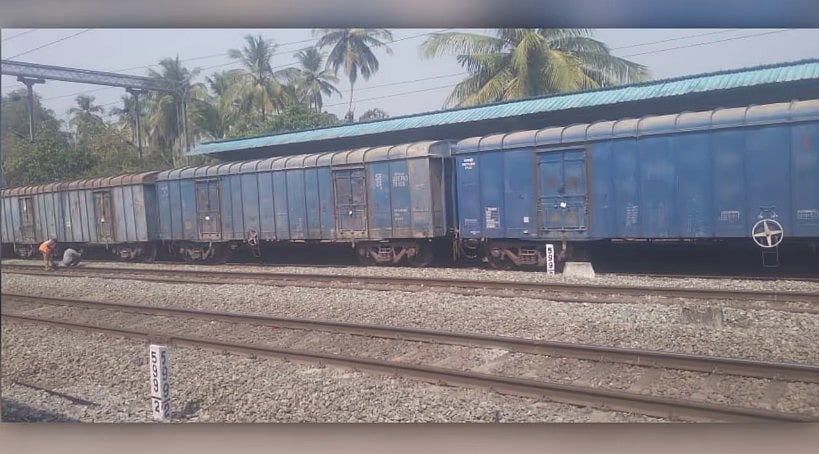 പട്ടാമ്പിയില്‍ ഗുഡ്‌സ് ട്രെയിന്‍ പാളം തെറ്റി; ട്രെയിനുകള്‍ വൈകിയോടുന്നു ...