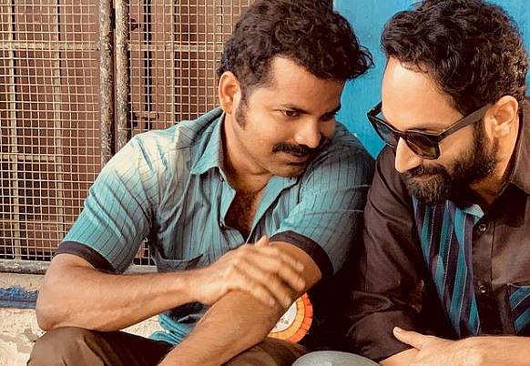 ചന്ദ്രനെ കൊല്ലുന്നതിന് മുന്‍പ് ചില്‍ ചെയ്യുന്ന സുലൈമാനും ഡേവിഡും ...