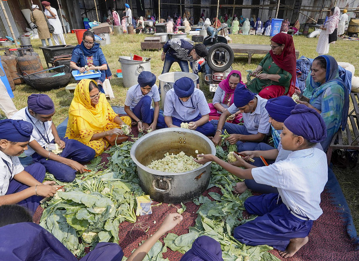 Sikh devotees prepare 'langar' as part of birth anniversary ...