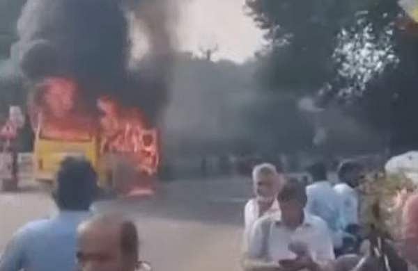 running school bus caught fire; 14 students were rescued